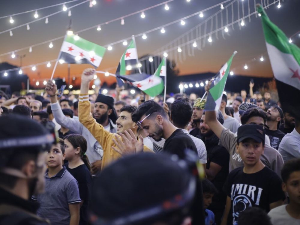 توافد جماهيري واسع في المحافظات استعداداً لإشهار الهوية البصرية الجديدة